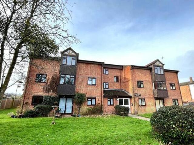 2 Bedroom Flat For Sale In Long Gore, Farncombe