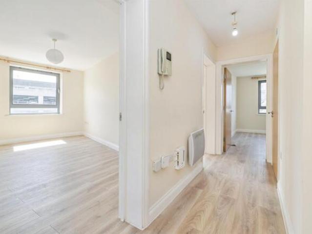 2 bedroom flat for sale in Loates Lane, Watford, WD17