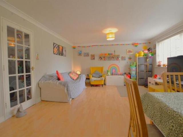 2 bedroom flat for sale in Lovegrove Drive, Slough, SL2