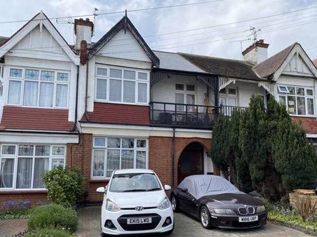 2 bedroom flat for sale in Lovelace Avenue SouthendOnSea SS1