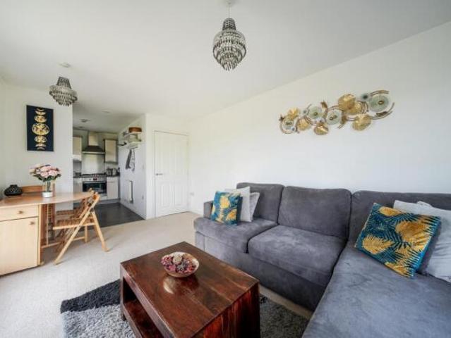 2 bedroom flat for sale in Lowe Gardens, Basingstoke, RG24