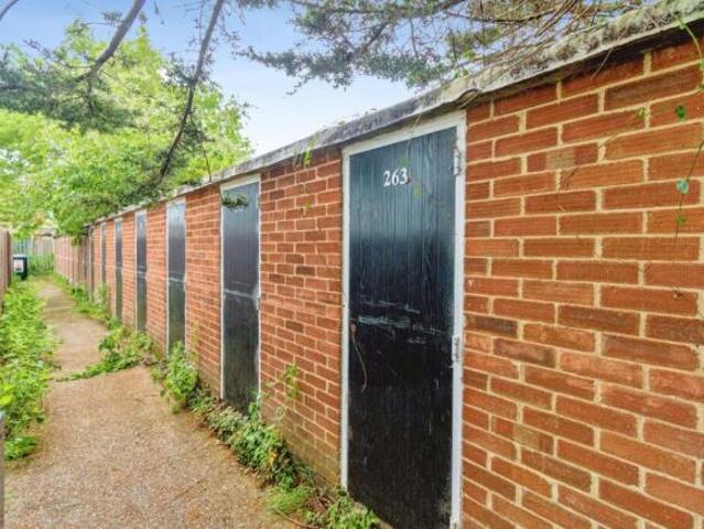 2 bedroom flat for sale in Lower Brownhill Road, Southampton, Hampshire, SO16