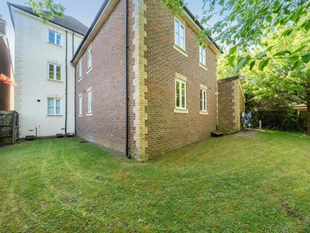2 bedroom flat for sale in Loyd Lindsay Square, Winchester, Hampshire, SO22