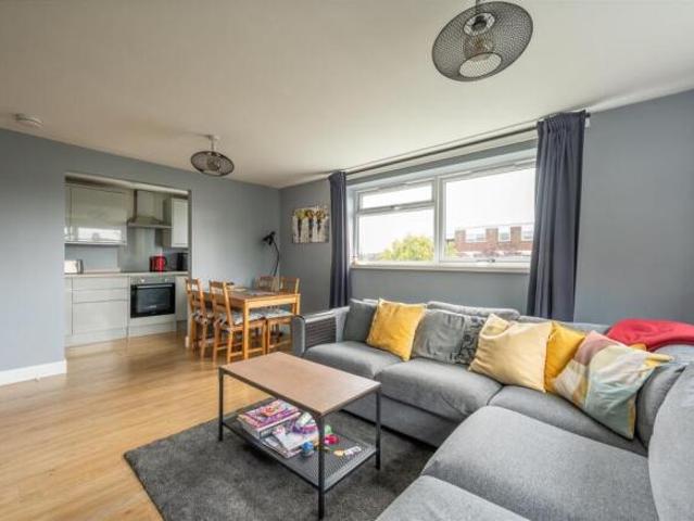 2 bedroom flat for sale in Lynwood Close, South Woodford, E18