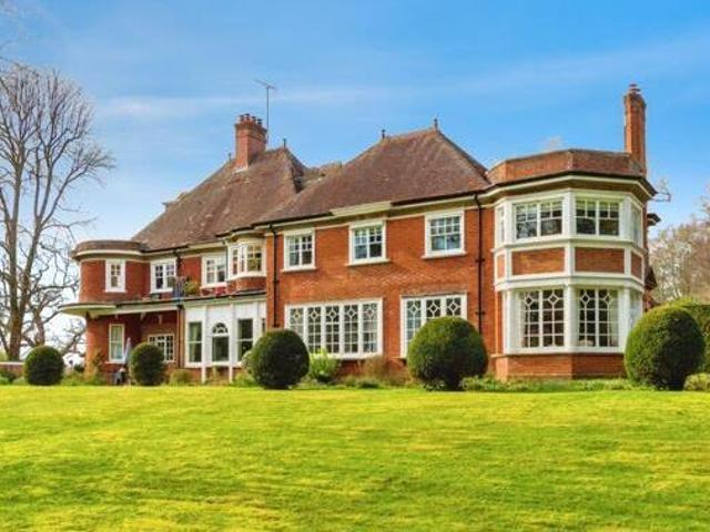 2 Bedroom Flat For Sale In Lyndhurst, Hampshire