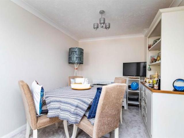 2 bedroom flat for sale in Manor Road, Worthing, BN11