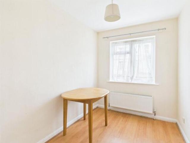 2 bedroom flat for sale in Madrid Road, Guildford, Surrey, GU2