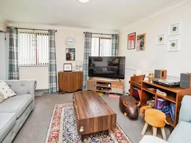 2 Bedroom Flat For Sale In Main Road, Broughton, Chester, Flin.