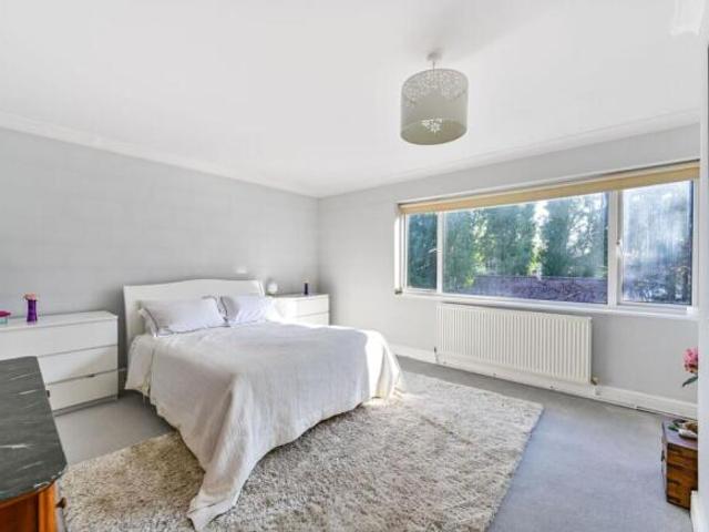 2 bedroom flat for sale in Malden Road, Worcester Park, KT4