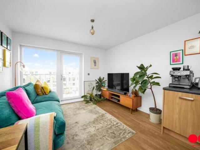 2 bedroom flat for sale in Maxwell Road, Romford, RM7