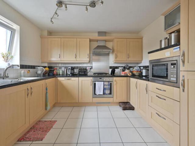 2 bedroom flat for sale in Mayfair Court, Watford, WD18