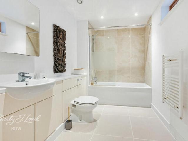 2 bedroom flat for sale in Meath Crescent, London E2