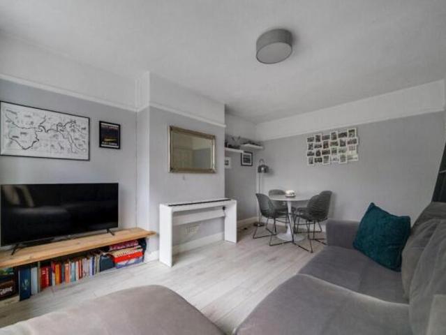 2 bedroom flat for sale in Meadowview Road, London, SE6