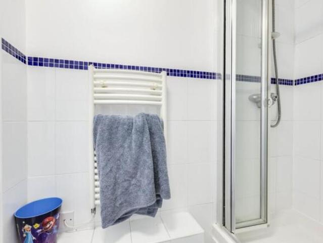 2 bedroom flat for sale in Meadow Road, Apperley Bridge, Bradford, West Yorkshire, BD10