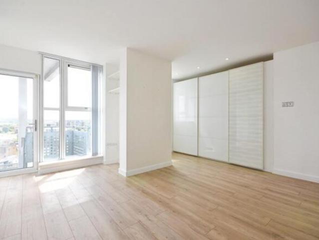 2 bedroom flat for sale in Meadow Walk, Chelmsford, CM1