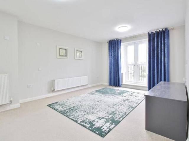 2 bedroom flat for sale in Meadowbank Close, Isleworth, TW7