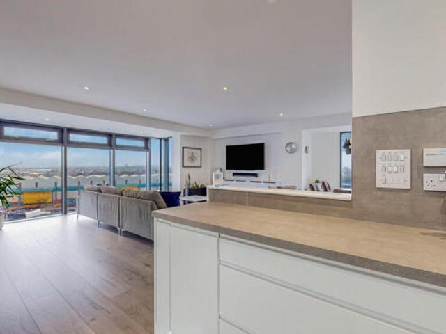 2 bedroom flat for sale in Meadowside Quay Square, Glasgow Harbour, G11