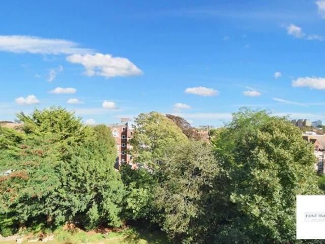 2 bedroom flat for sale in Meads Road, Eastbourne, BN20