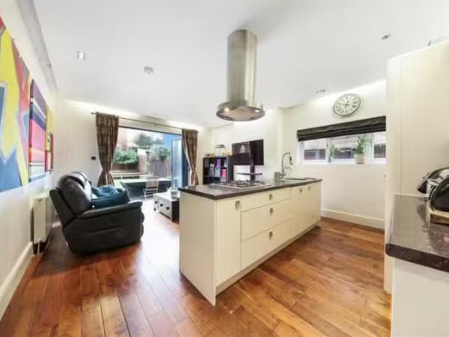 2 bedroom flat for sale in Melrose Avenue, Willesden Green, NW2