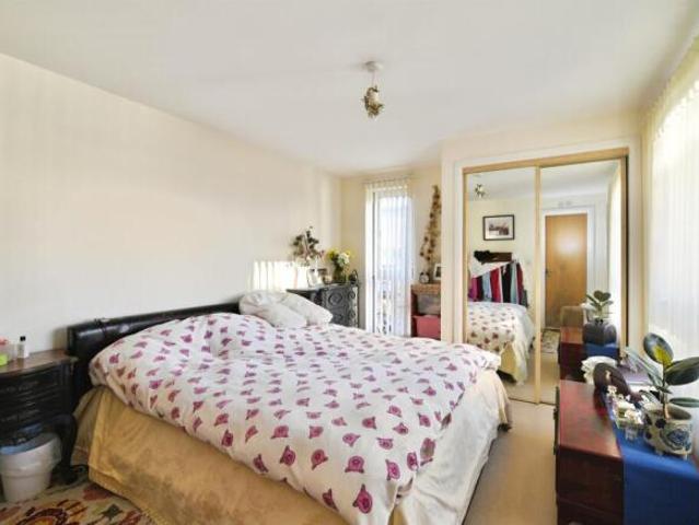 2 bedroom flat for sale in Metropolitan Station Approach, Watford, WD18