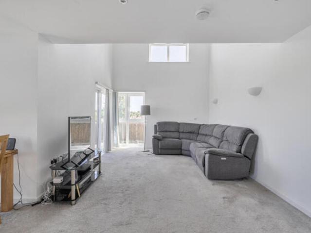 2 bedroom flat for sale in Metropolitan Station Approach, Watford, WD18