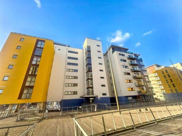 2 bedroom flat for sale in Midway Quay, Eastbourne, BN23
