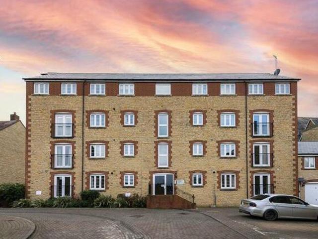 2 Bedroom Flat For Sale In Milborne Port, Somerset