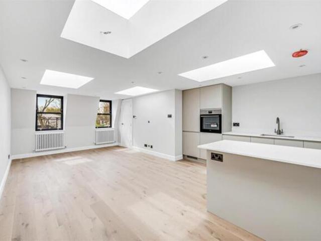 2 bedroom flat for sale in Mill Hill Road, London, W3
