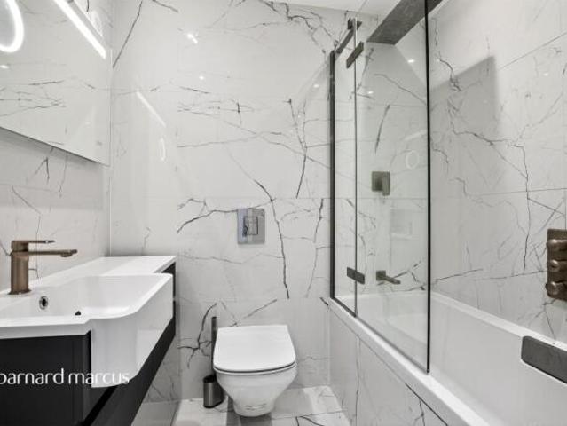 2 bedroom flat for sale in Mitcham Road, London, SW17
