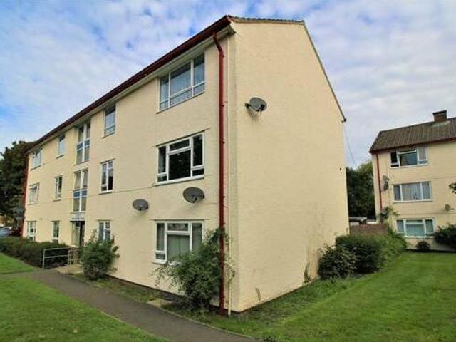 2 bedroom flat for sale in Montgomery Road Farnborough Hampshire GU14