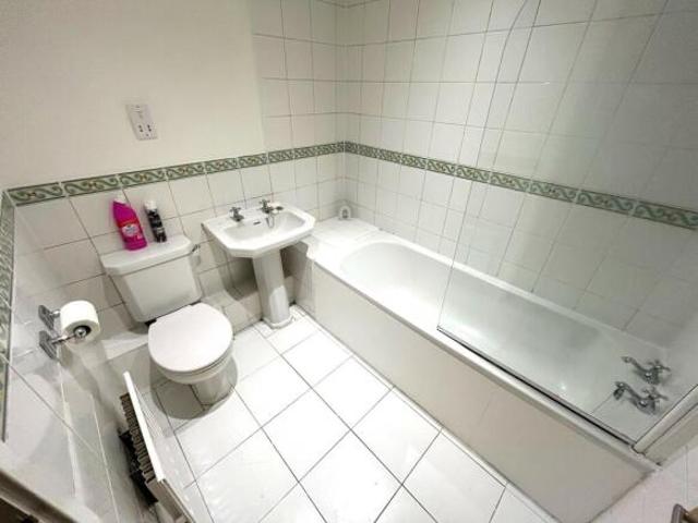 2 bedroom flat for sale in Monkwood Close, Romford, RM1
