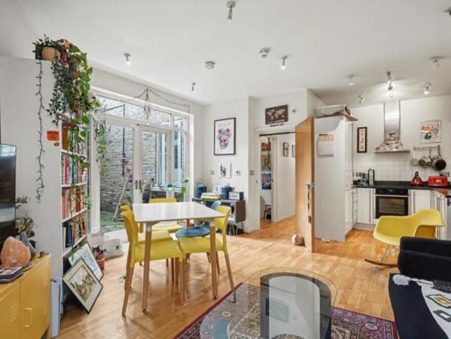 2 bedroom flat for sale in Mount Pleasant Crescent, London, N4