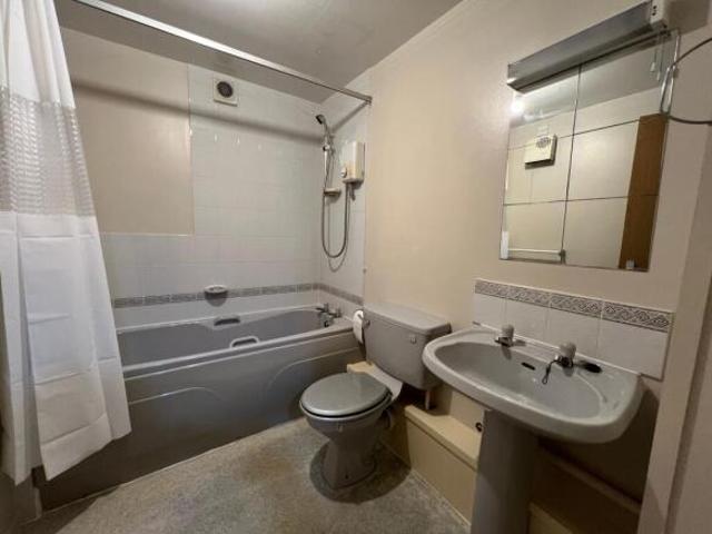 2 bedroom flat for sale in Mountjoy Road, Edgerton, Huddersfield, HD1 5QG, HD1