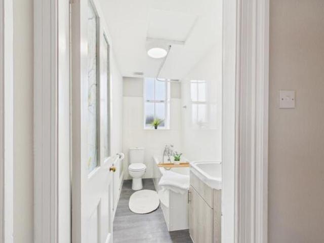 2 bedroom flat for sale in Murrayfield Avenue, Murrayfield, Edinburgh, EH12