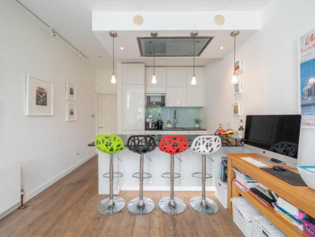 2 bedroom flat for sale in Natal Road, London, N11