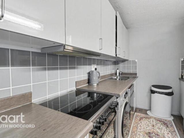2 bedroom flat for sale in Navestock Crescent, Woodford Green, IG8