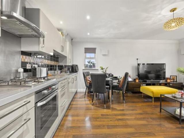 2 bedroom flat for sale in New Road, Harlington, UB3