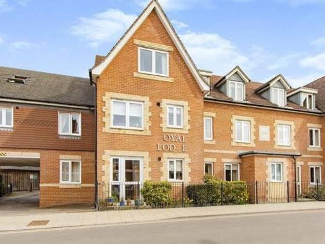 2 bedroom flat for sale in Newbury Gillingham SP8