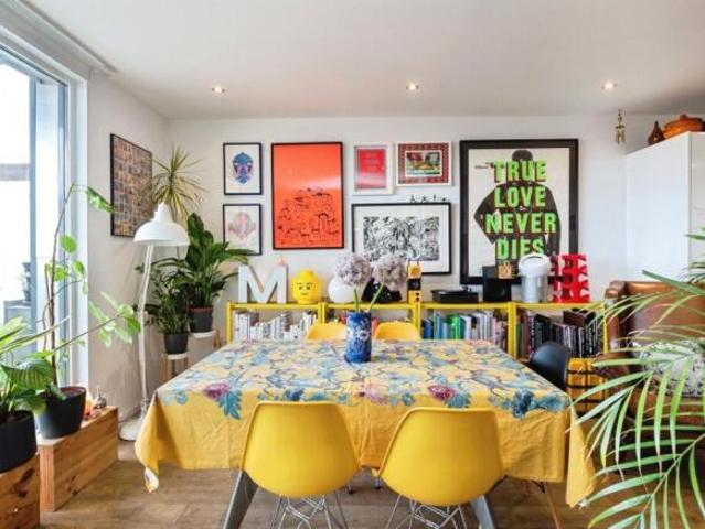 2 bedroom flat for sale in Nicholson Square, London, E3