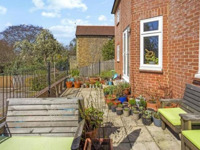 2 bedroom flat for sale in Nightingale Road, Guildford, Surrey, GU1