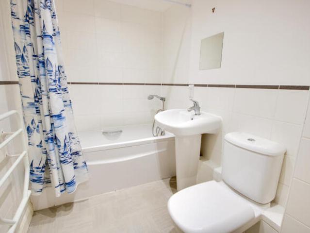 2 bedroom flat for sale in No Forward Chain! Popular Bitterne Manor Location!,SO18