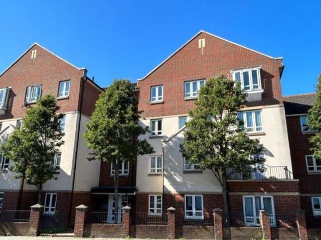 2 Bedroom Flat For Sale In North End, Portsmouth