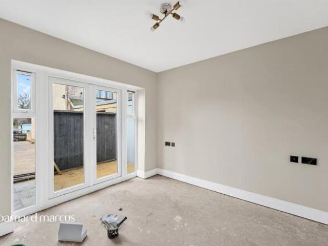 2 bedroom flat for sale in Northborough Road, London, SW16