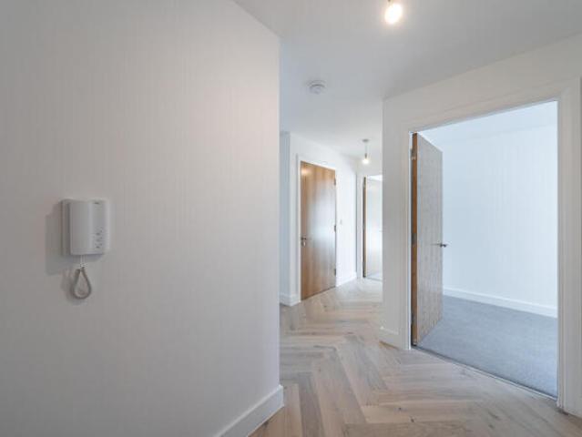 2 bedroom flat for sale in Northcote Road, London, SW11
