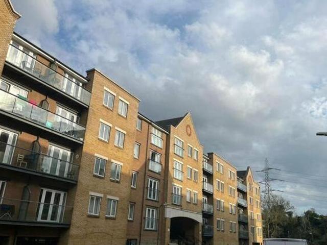 2 Bedroom Flat For Sale In Northfleet, Kent