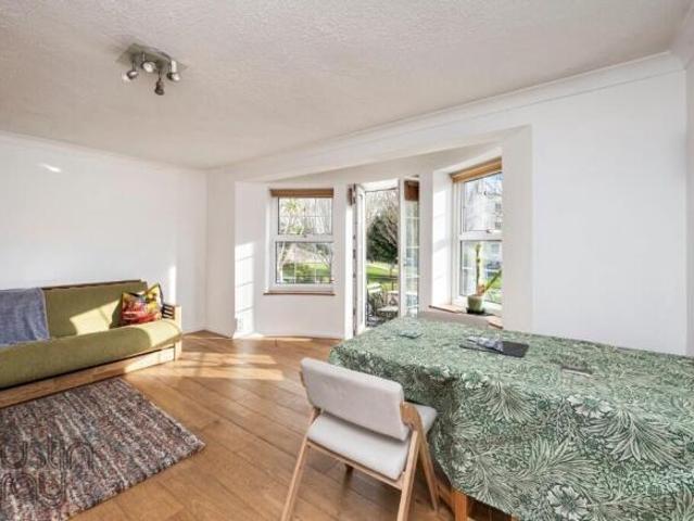 2 bedroom flat for sale in Norfolk Square, BN1