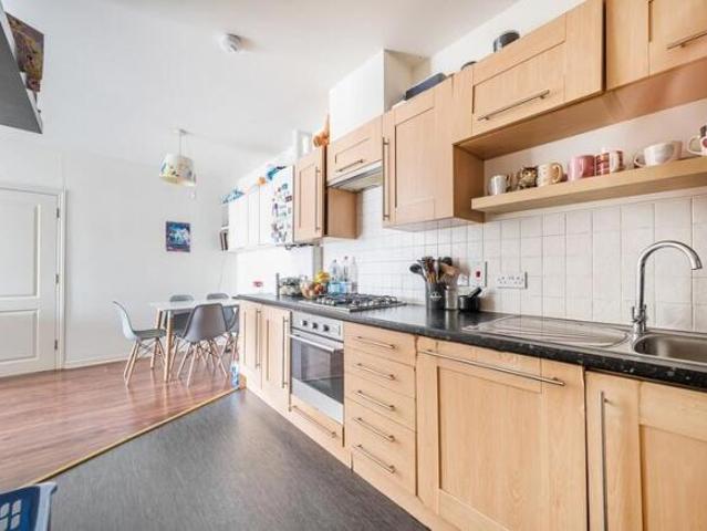 2 bedroom flat for sale in Novello House, Slough, Greater London, SL2
