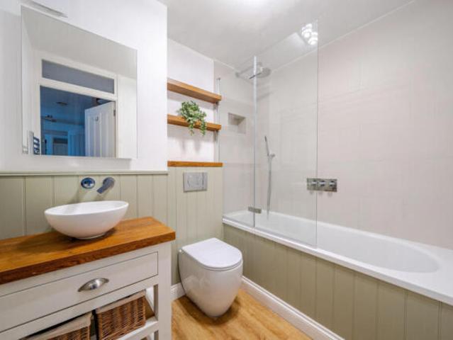 2 bedroom flat for sale in Oakwood Avenue, Beckenham, Kent, BR3