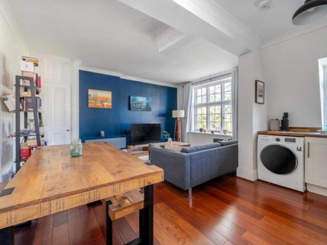 2 bedroom flat for sale in Oakeshott Avenue, Highgate, London, N6