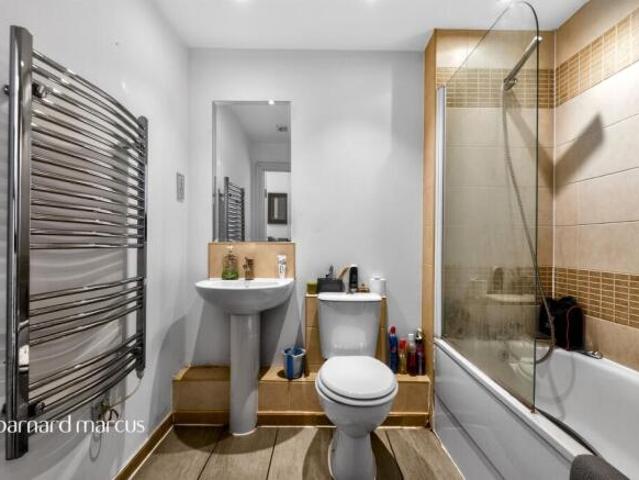2 bedroom flat for sale in Oakhill Road, Sutton, SM1
